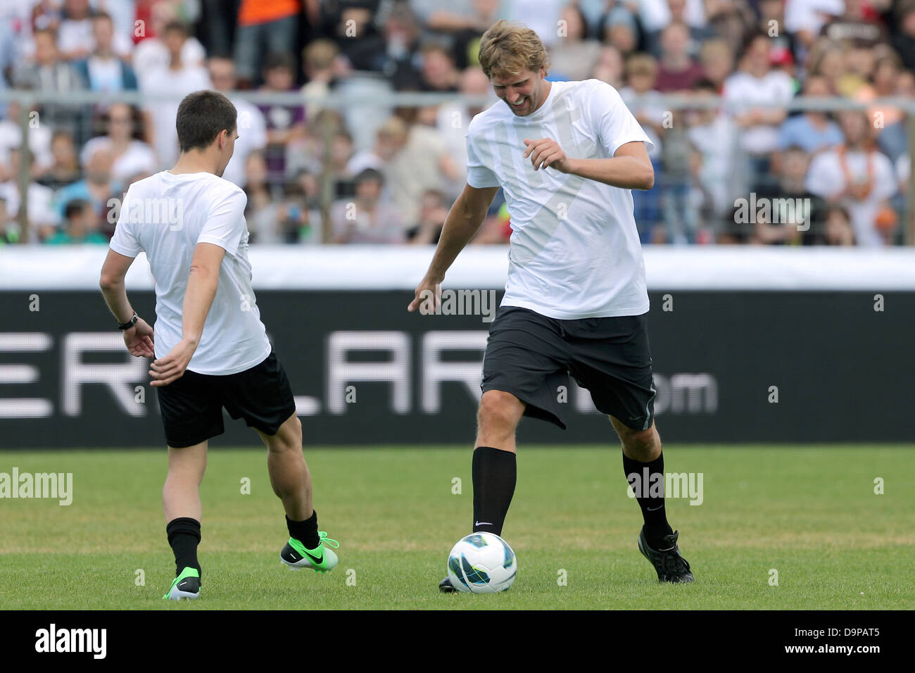 Basketball player dirk nowitzki soccer hi-res stock photography and ...