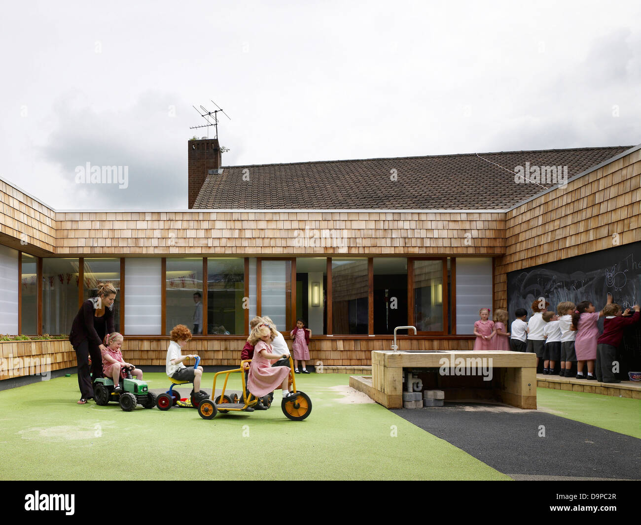 Hayes Primary School, Croydon, United Kingdom. Architect: Hayhurst and ...