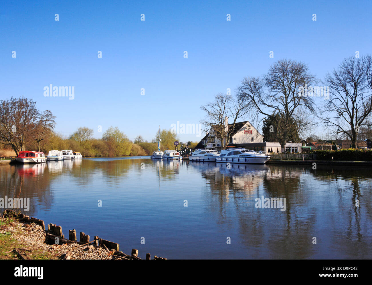 A view of the River Bure on the Norfolk Broads at Horning Ferry ...