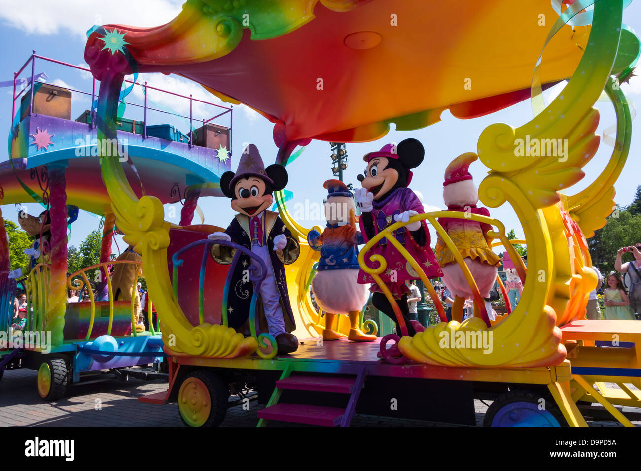 Mickey and minnie mouse parade hi-res stock photography and images - Alamy