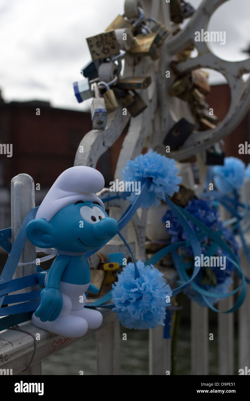 Figurine of a smurf attached to the Ha'penny Bridge Stock Photo - Alamy
