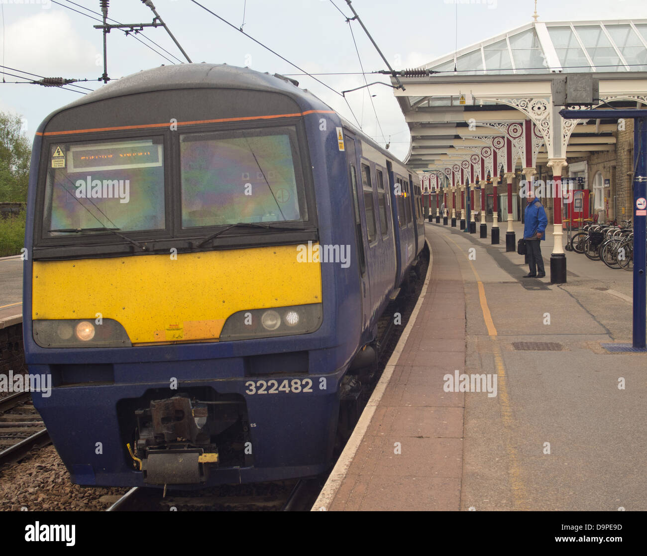 Train waiting at platform Skipton Railway staion Stock Photo - Alamy