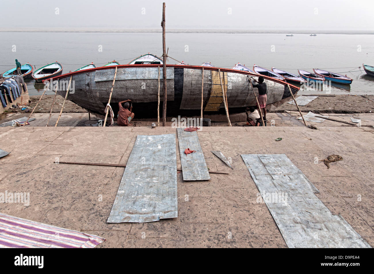 Fixing a boat hi-res stock photography and images - Alamy