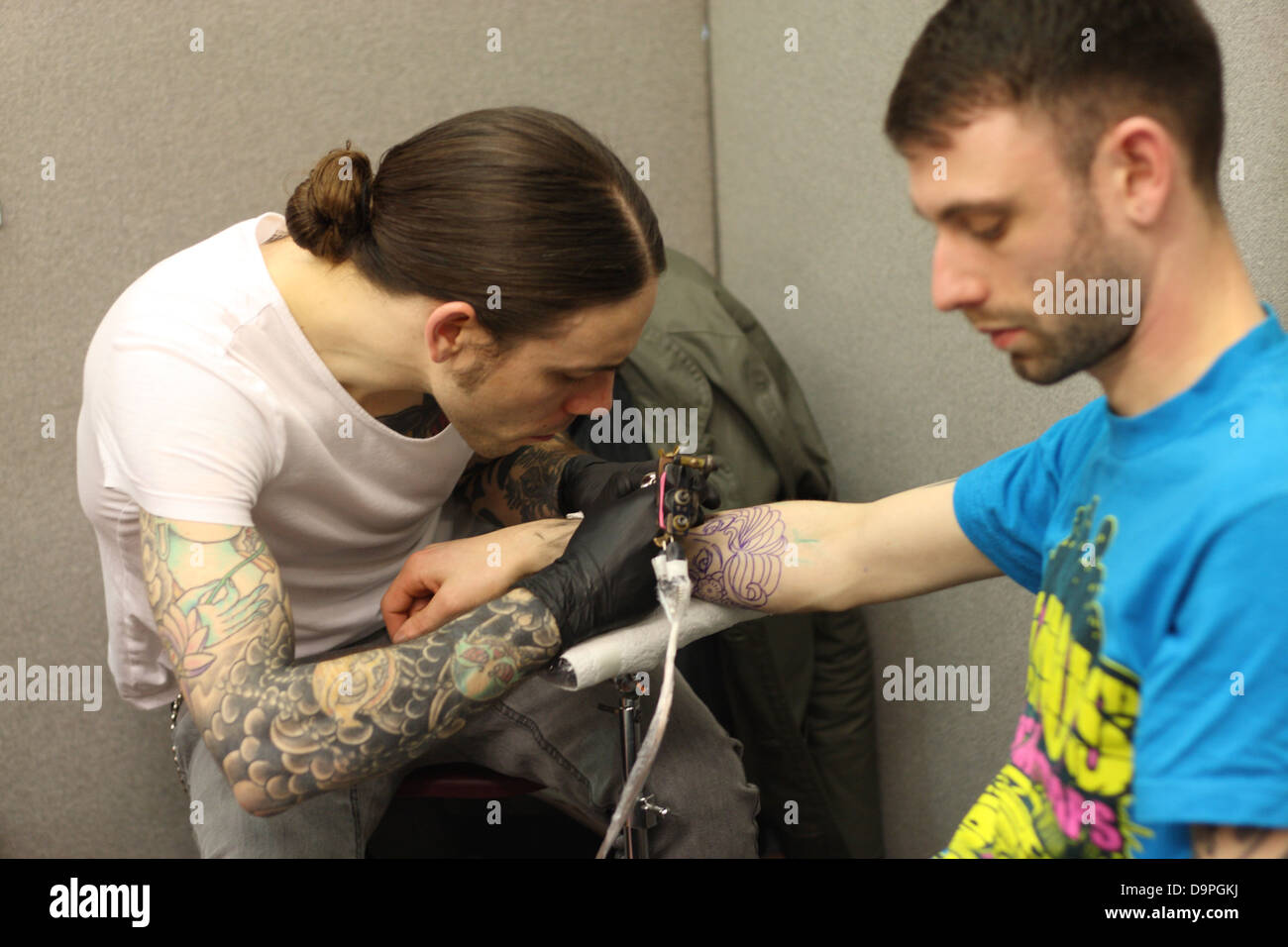 Tattooist working at Brighton tattoo convention Stock Photo - Alamy