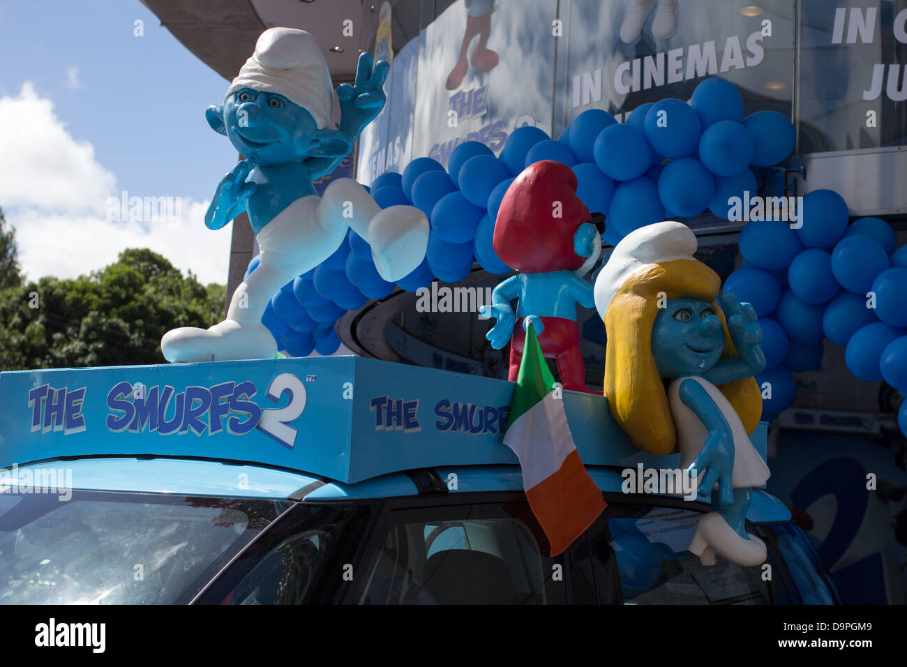 Smurfs car hi-res stock photography and images - Alamy