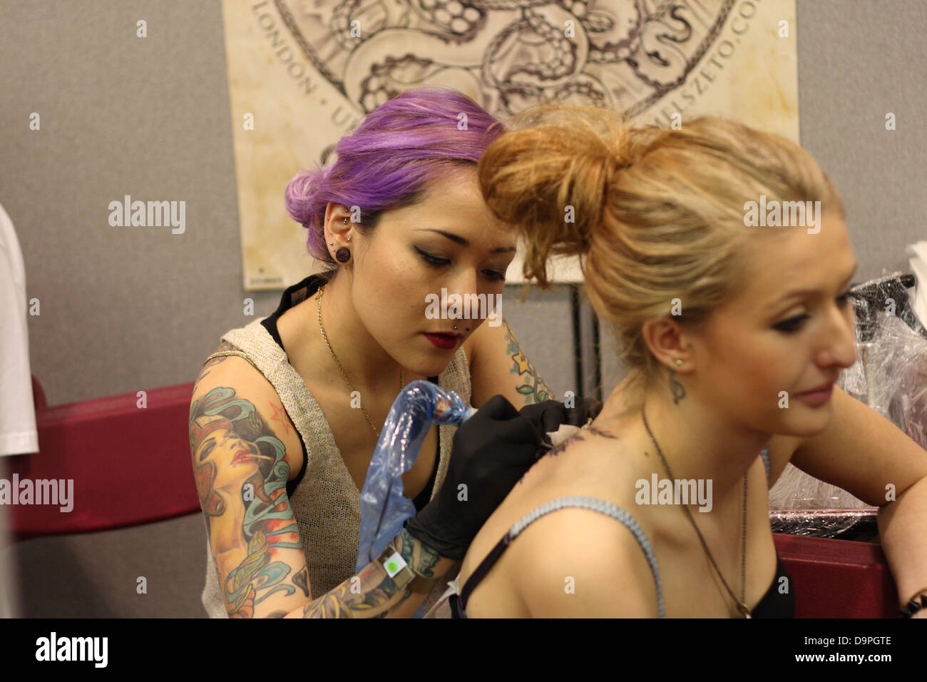 Tattooist working at Brighton tattoo convention Stock Photo - Alamy