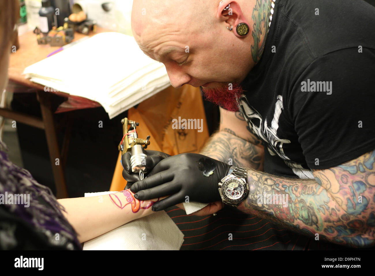 Tattooist working brighton convention hi-res stock photography and ...