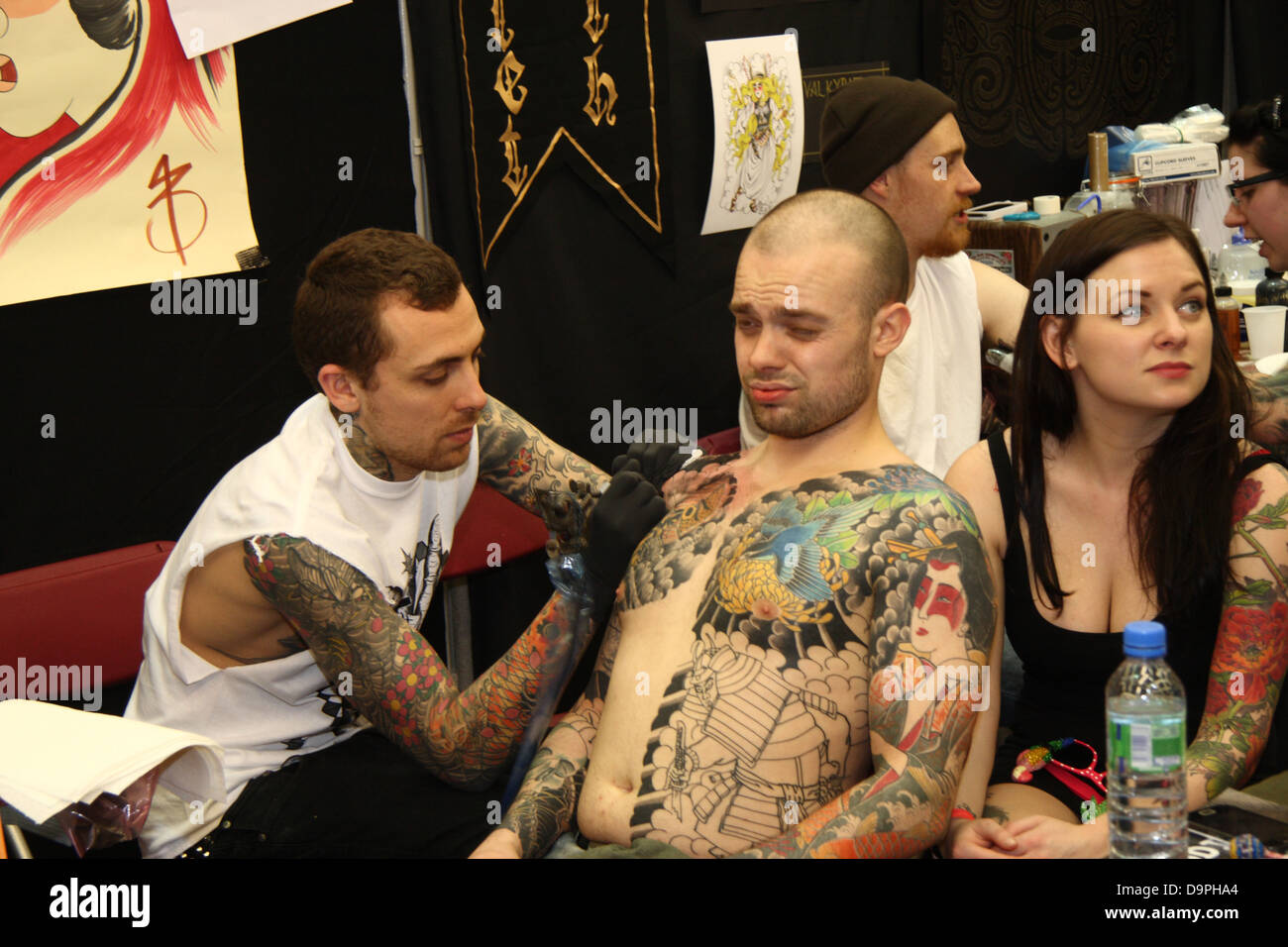Tattooist working at Brighton tattoo convention Stock Photo - Alamy