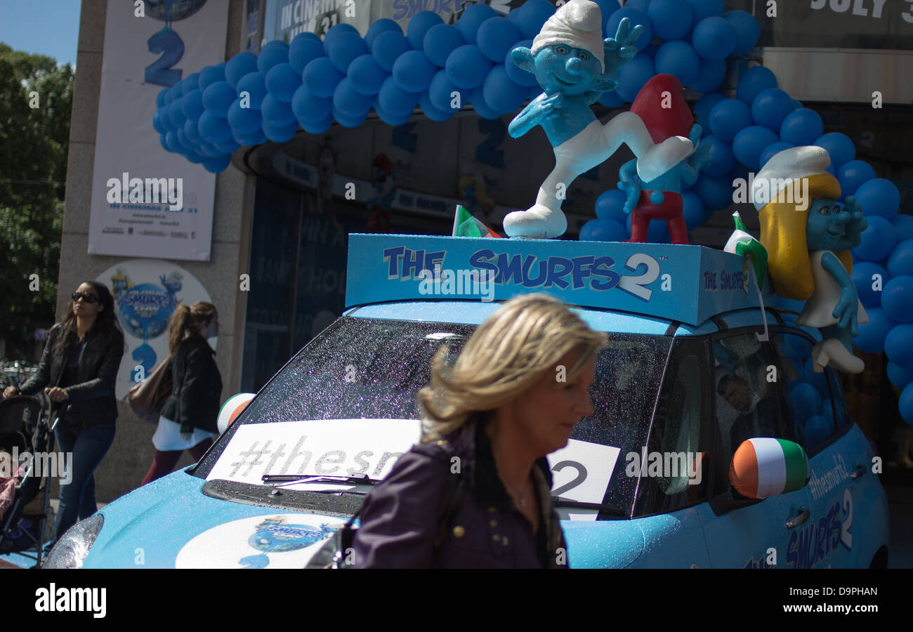 Smurfs car hi-res stock photography and images - Alamy