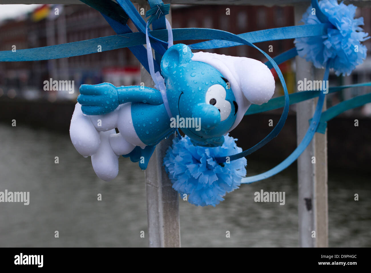 Figurine of a smurf attached to the Ha'penny Bridge Stock Photo - Alamy