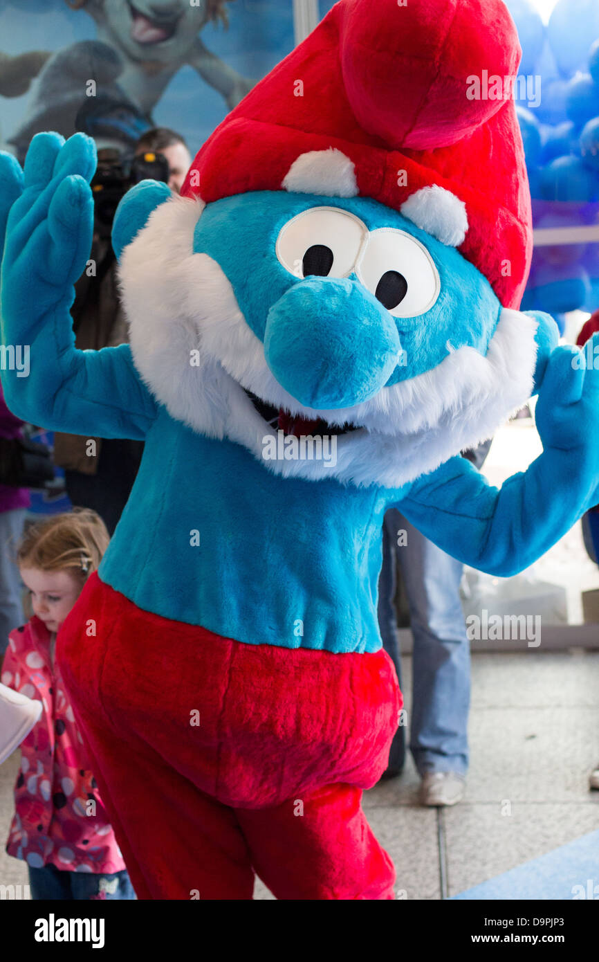 Papa smurf hi-res stock photography and images - Alamy