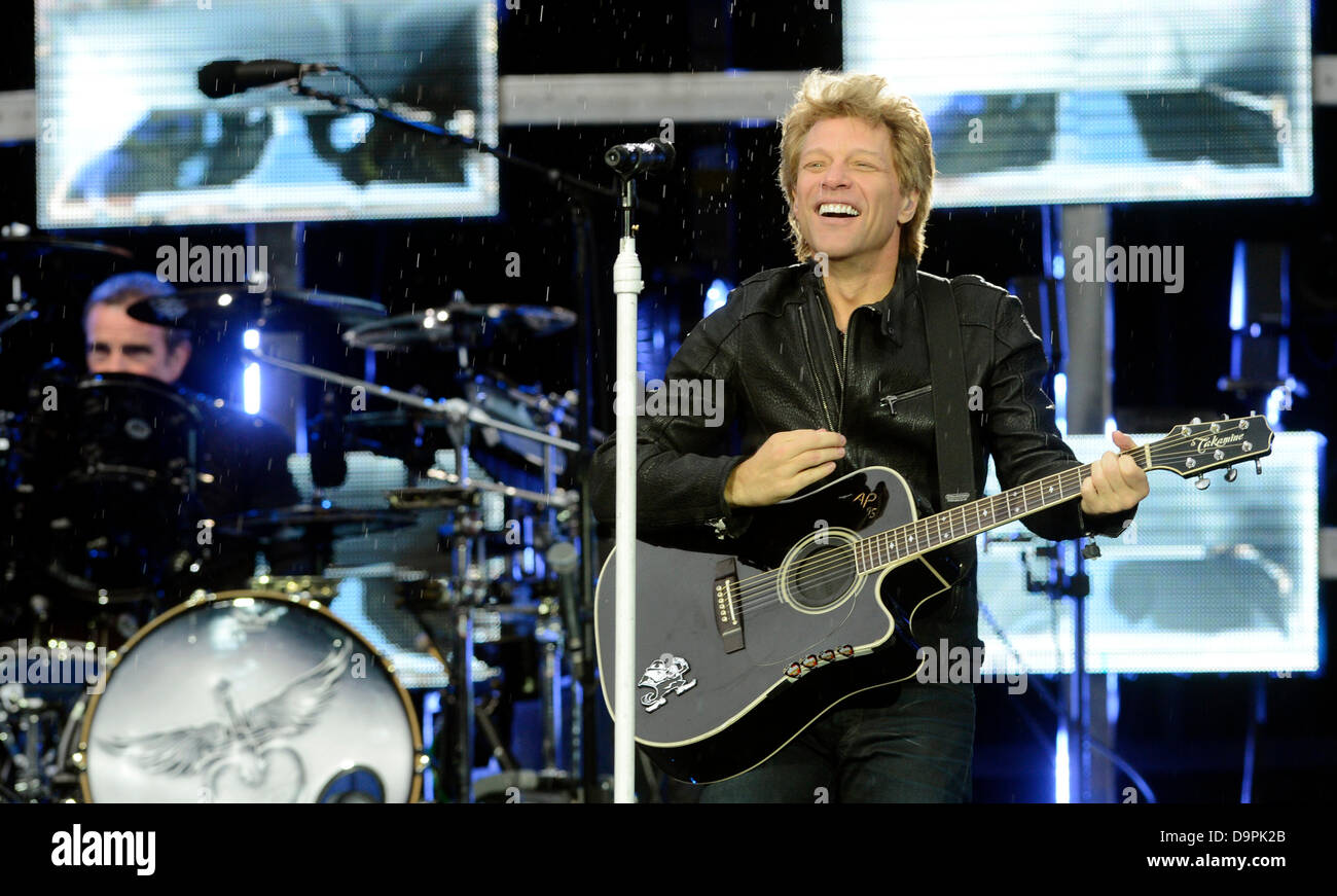 Jon bon jovi lead singer hi-res stock photography and images - Alamy