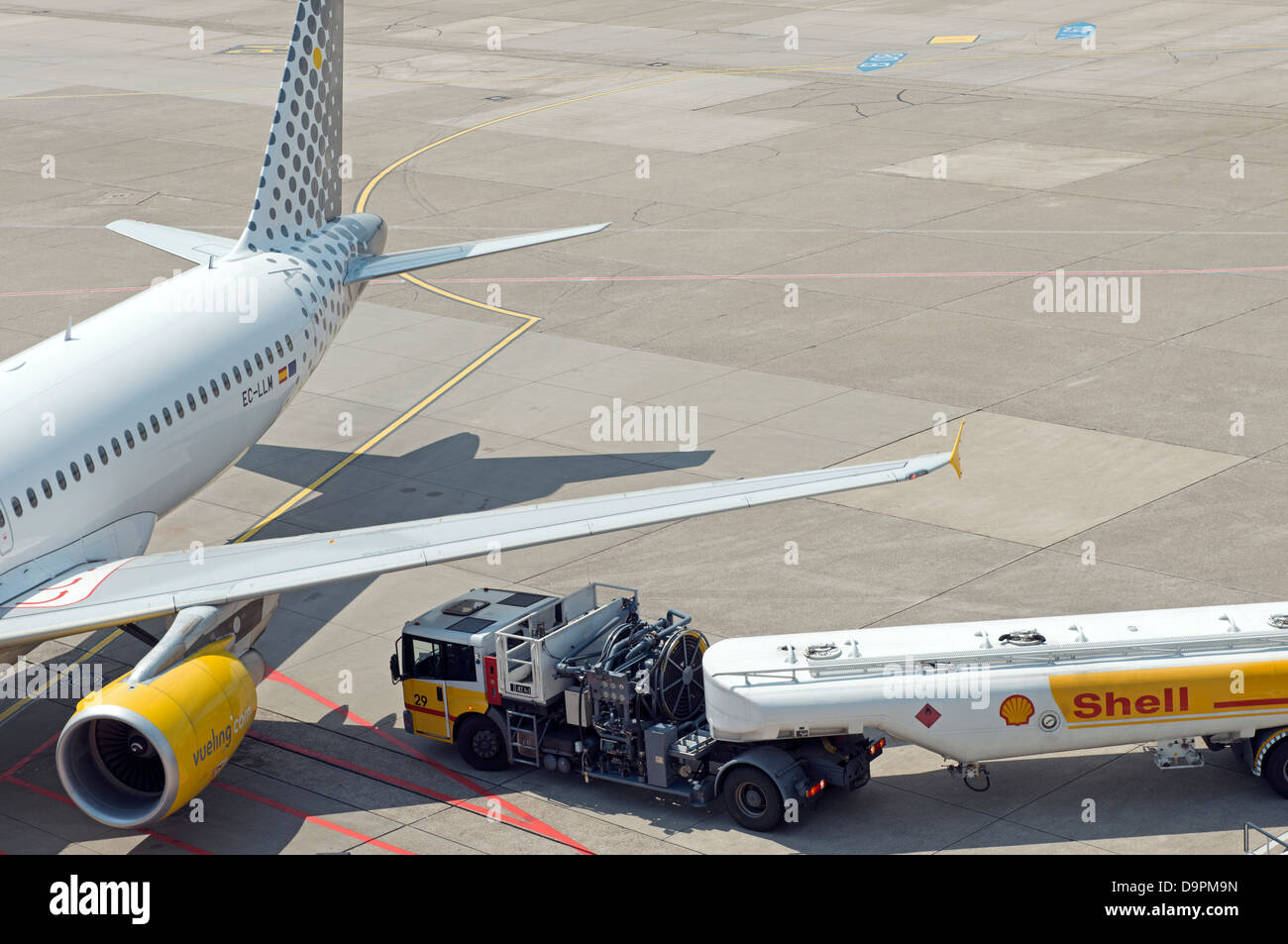 Shell tanker hi-res stock photography and images - Alamy