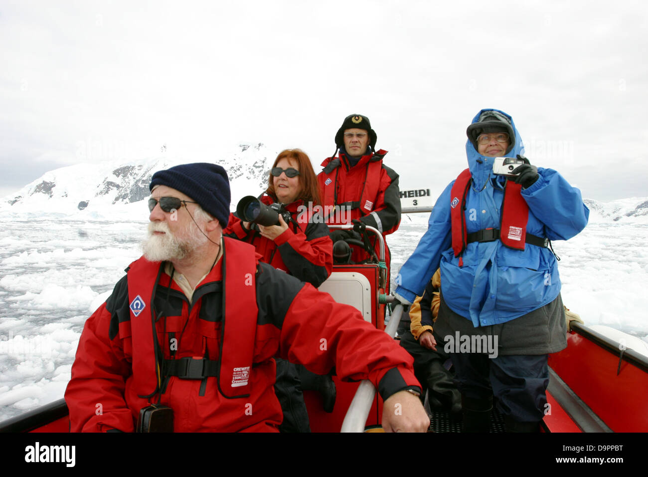 Ms nordnorge passengers explore paradise bay in polar cirkel boats hi ...