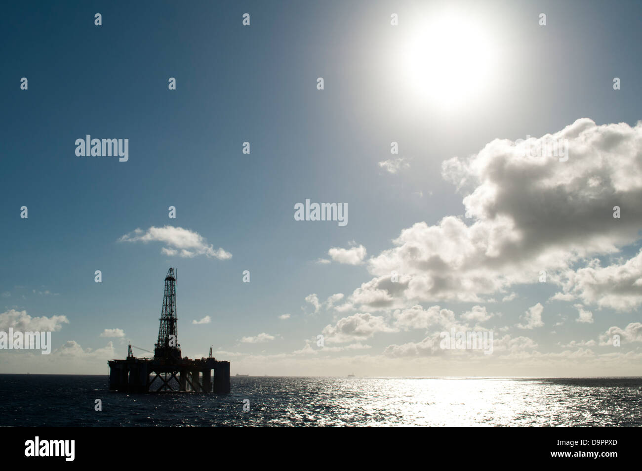 offshore oil drilling rig silhouette at horizon Stock Photo - Alamy