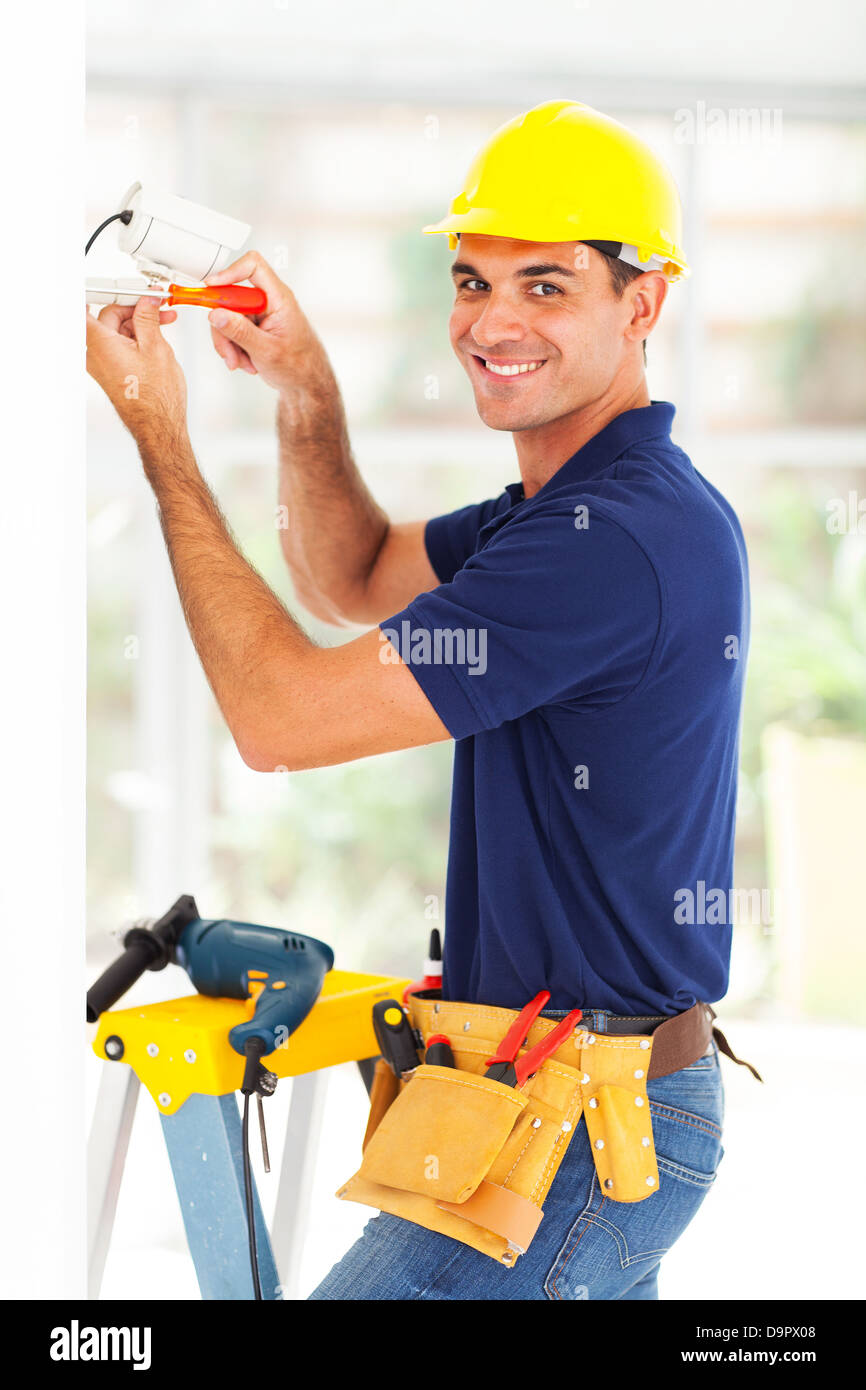 Man installing cctv hi-res stock photography and images - Alamy
