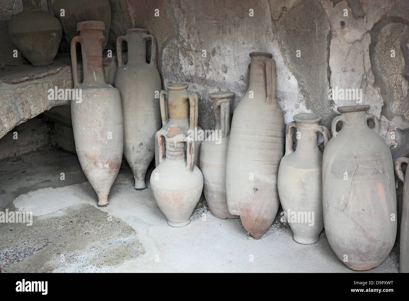 Amphorae hi-res stock photography and images - Alamy