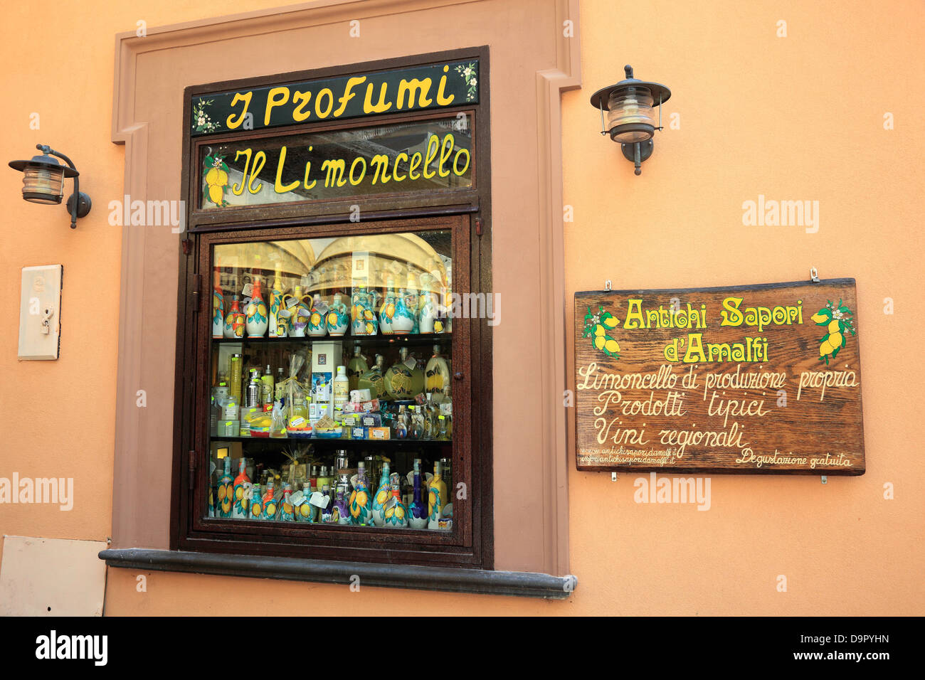 Shop with limoncello bottles, the typical lemon liqueur, Amalfi ...