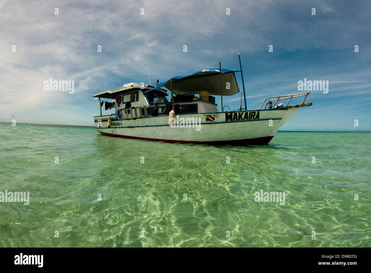Floating boat clear water hi-res stock photography and images - Alamy