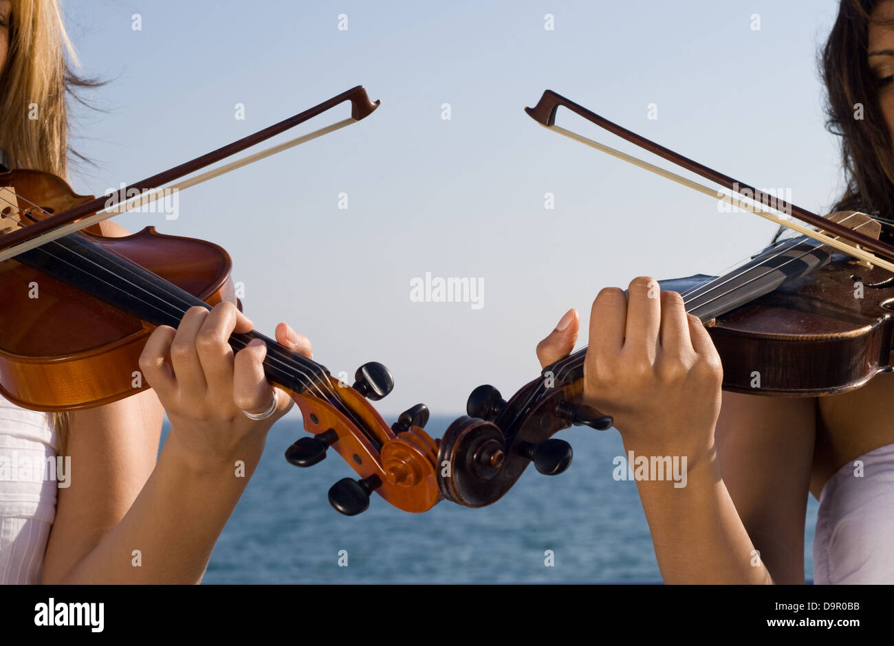 Women playing violin hi-res stock photography and images - Alamy