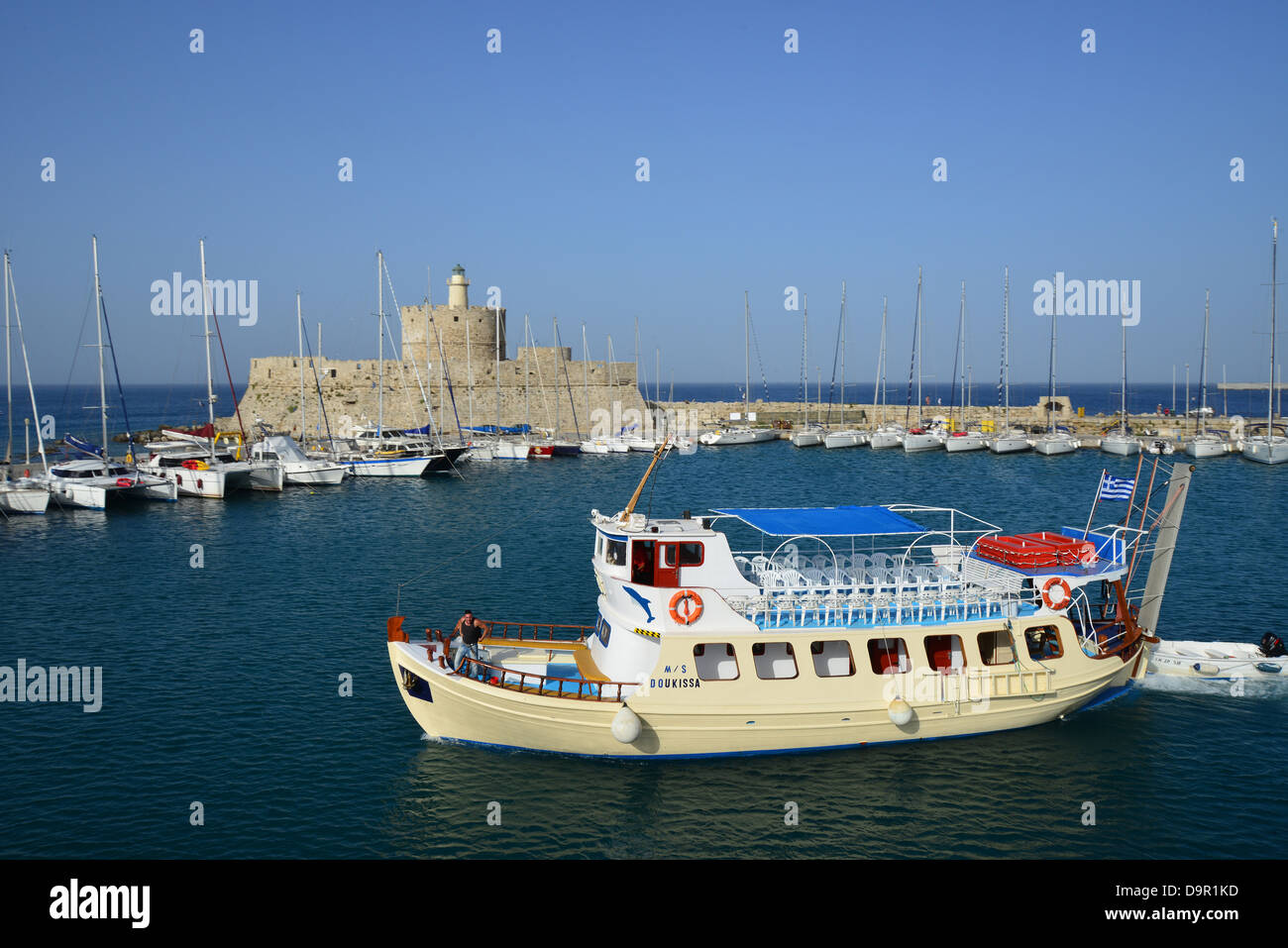 Ferry boat leaving Mandraki Harbour, City of Rhodes, Rhodes (Rodos ...
