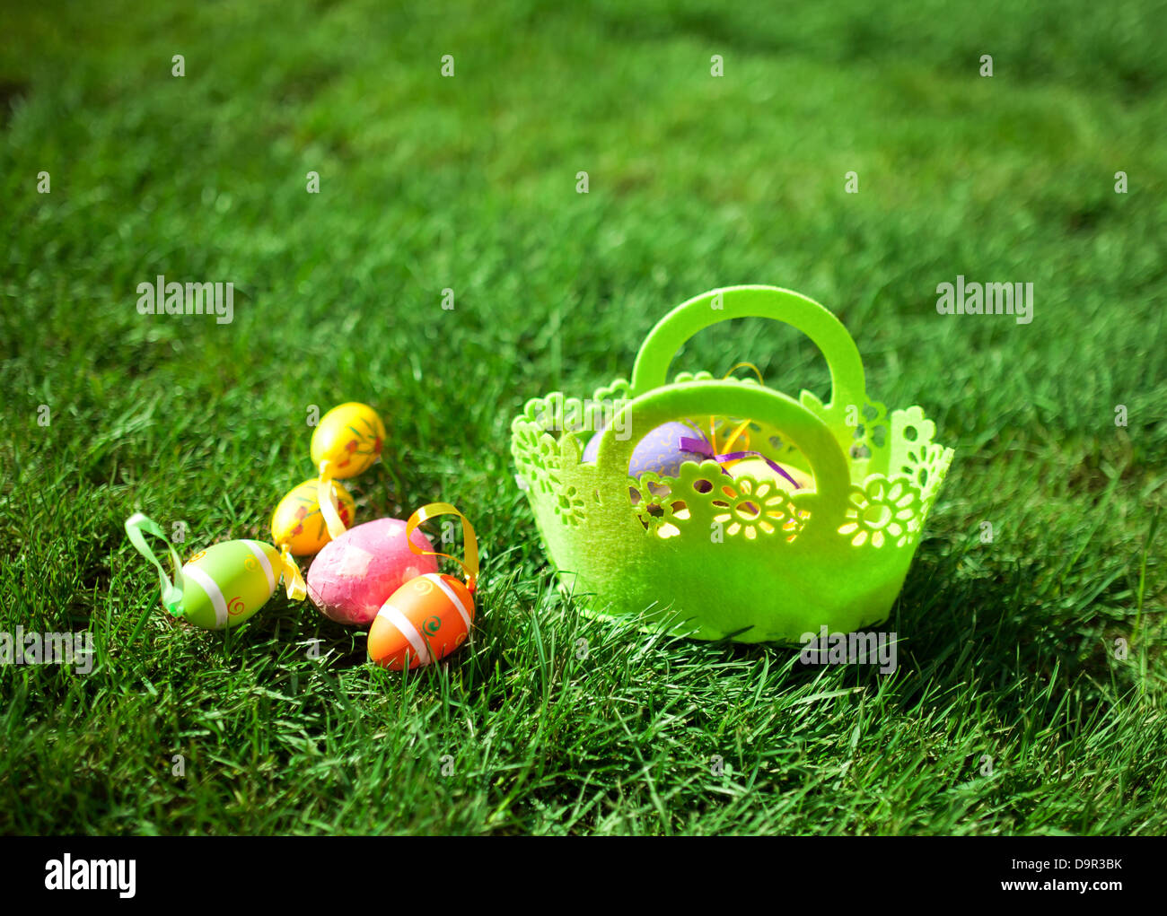 Basket eggs grass hi-res stock photography and images - Alamy
