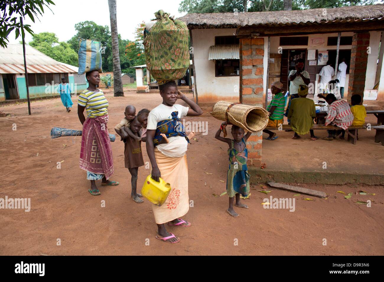Displaced people carry belongings hi-res stock photography and images ...