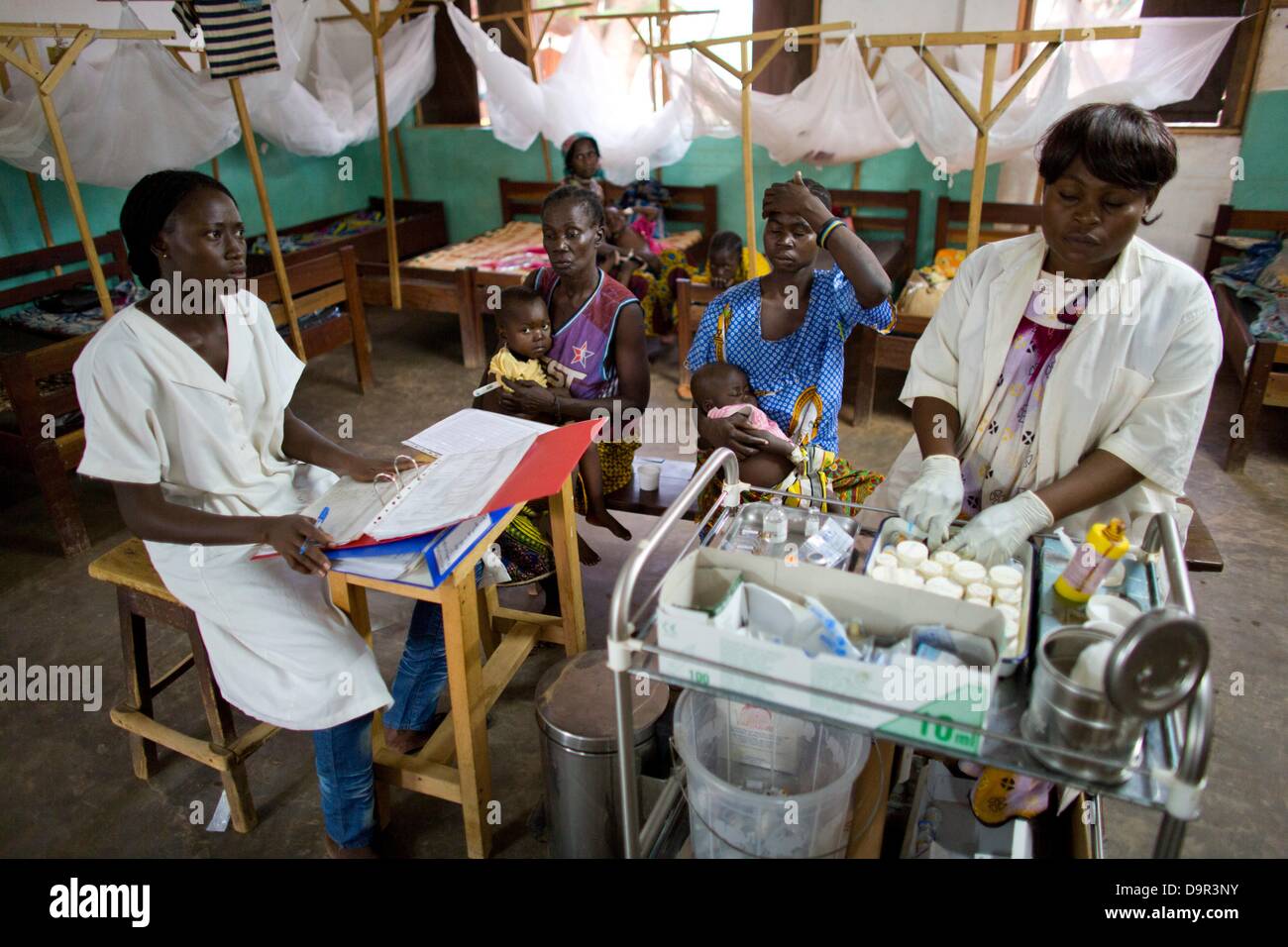 sick patients at MSF hospital in central african republic Stock Photo ...