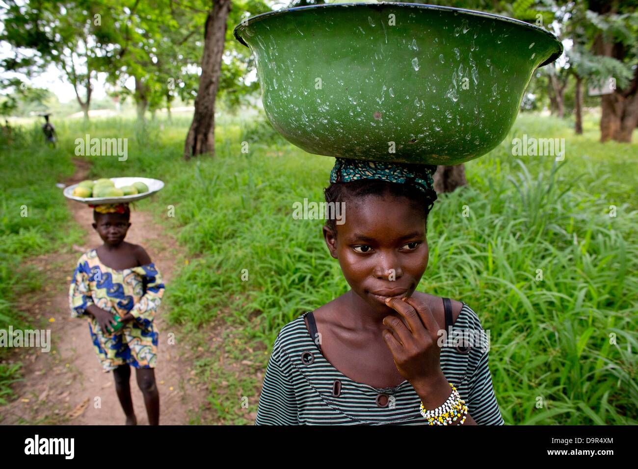 girl selling mango's in Central African republic Stock Photo - Alamy