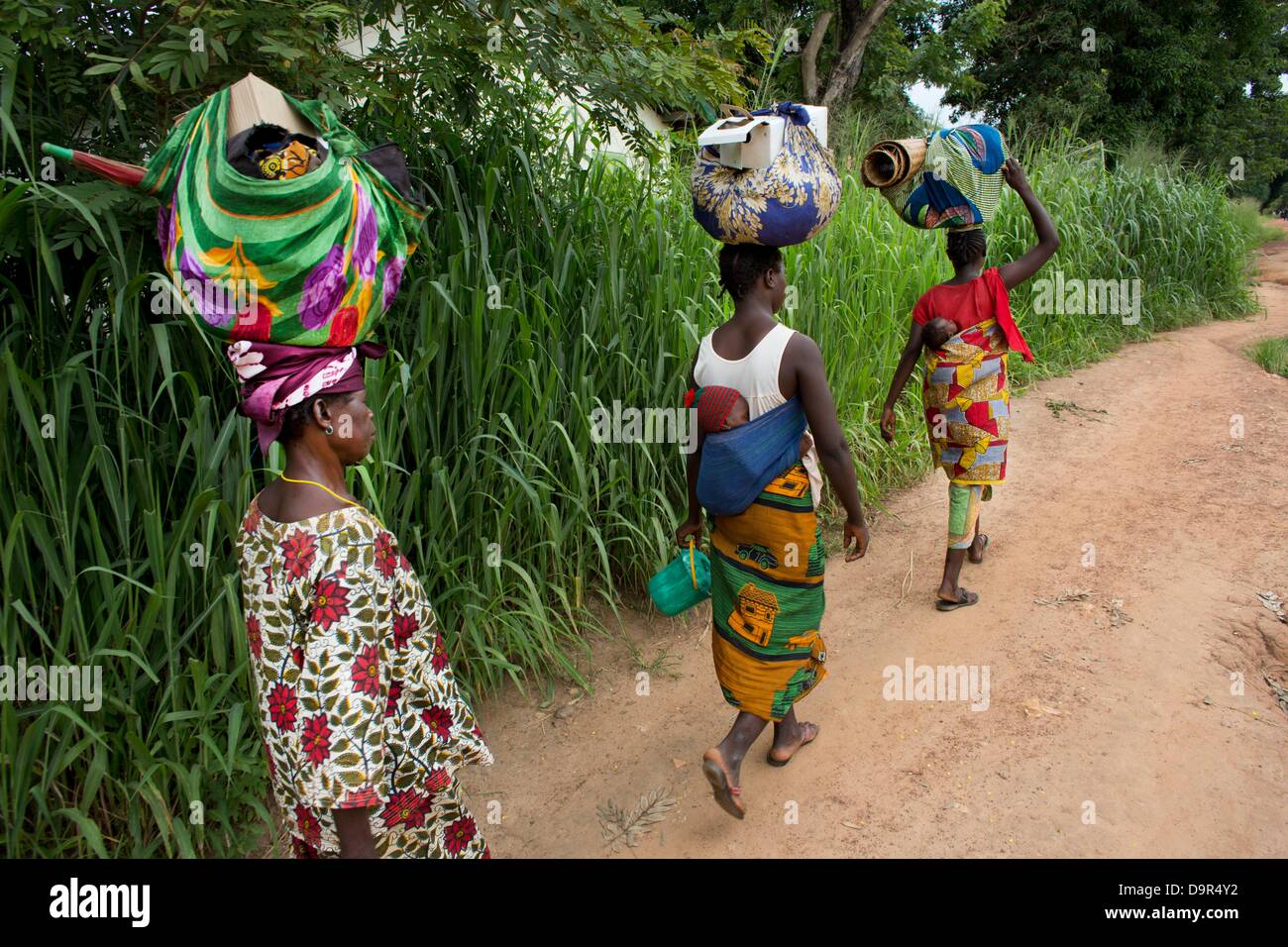 Displaced people, walking hi-res stock photography and images - Alamy