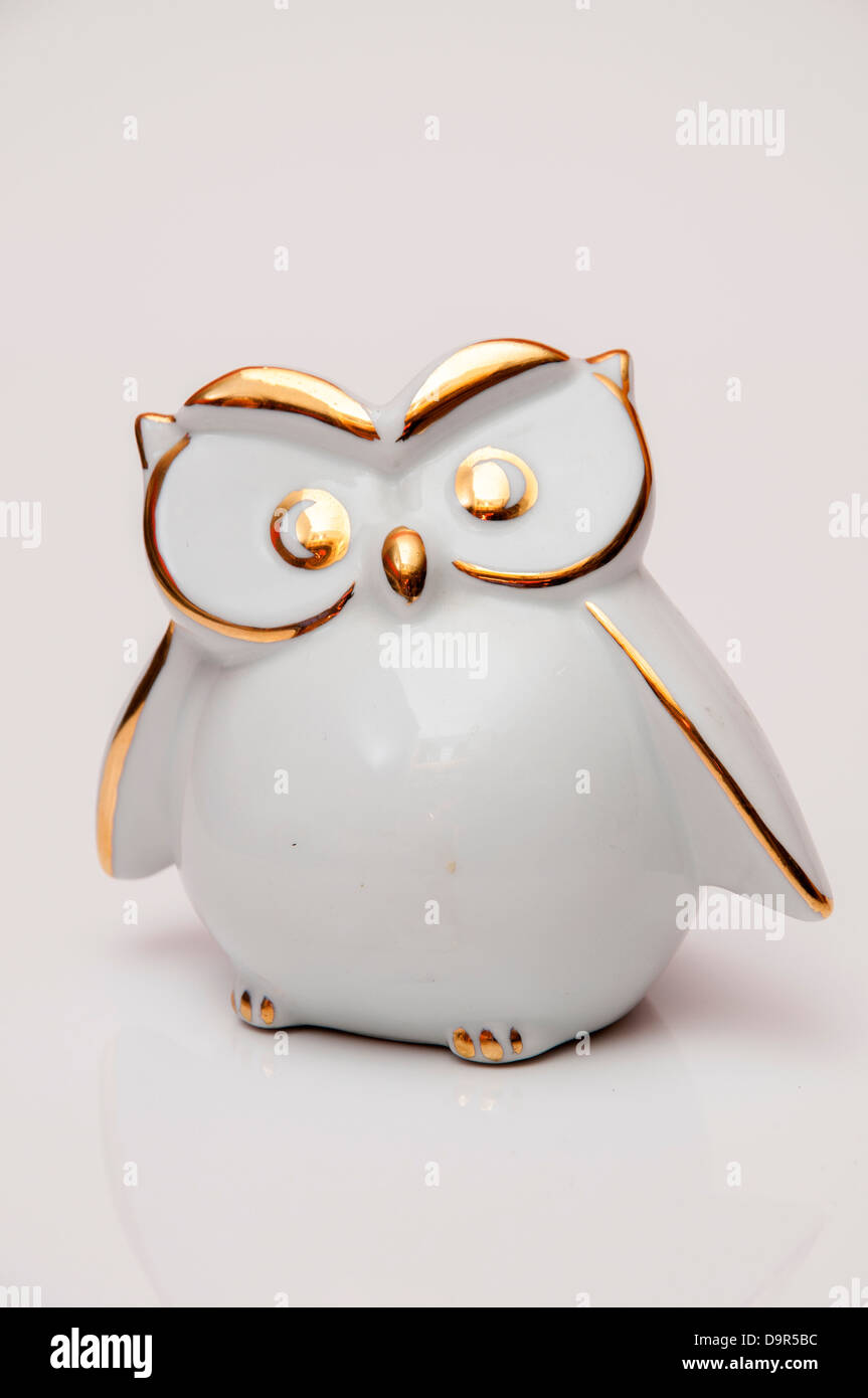 Gold owl hi-res stock photography and images - Alamy