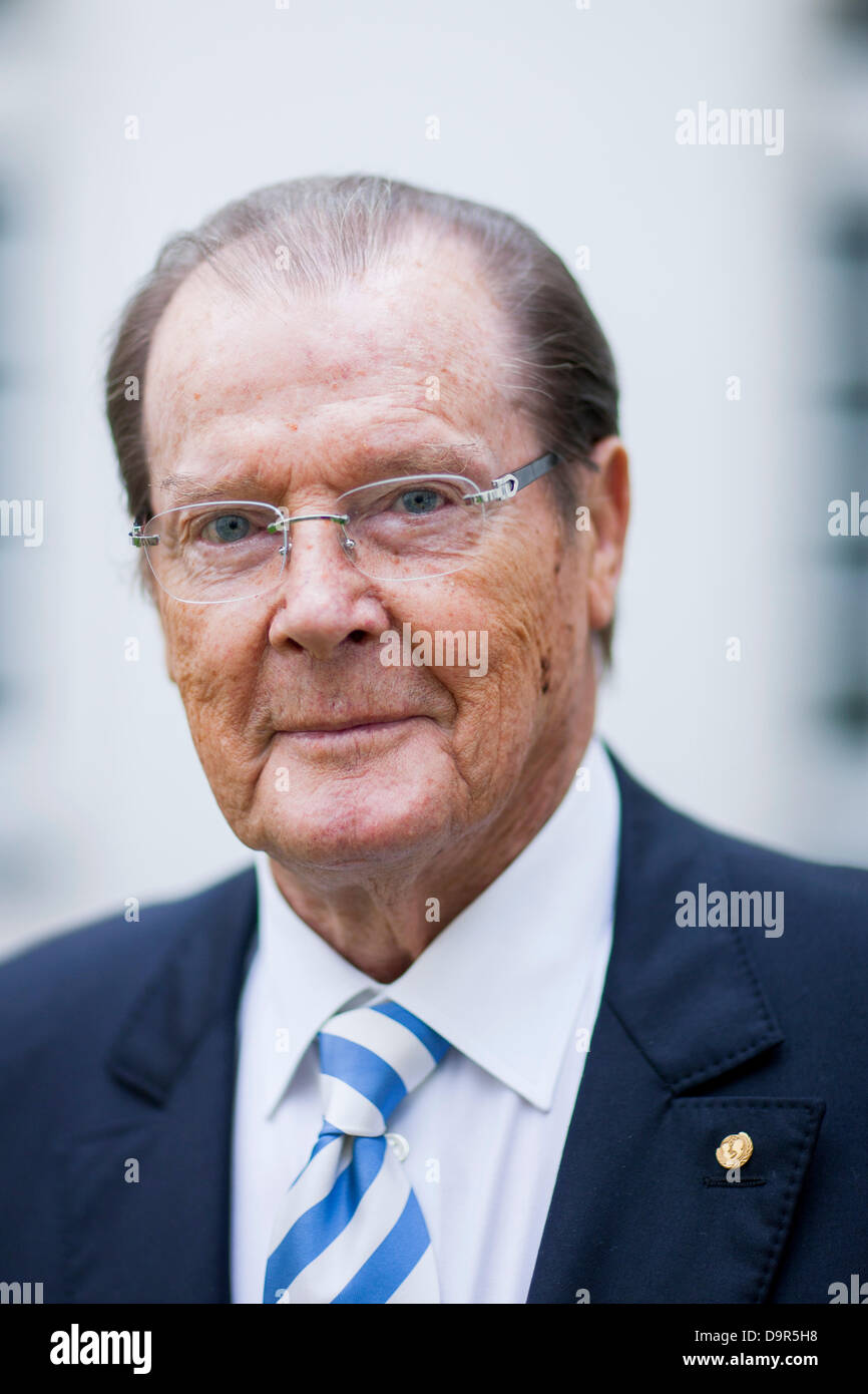 British actor Sir Roger Moore poses before an interview in Aachen ...