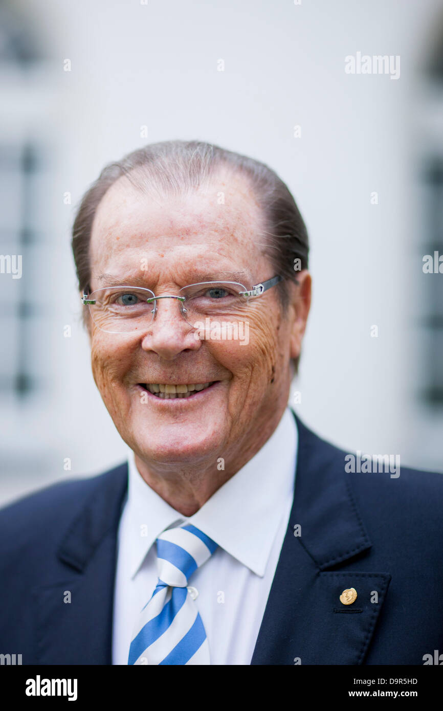 British actor Sir Roger Moore poses before an interview in Aachen ...
