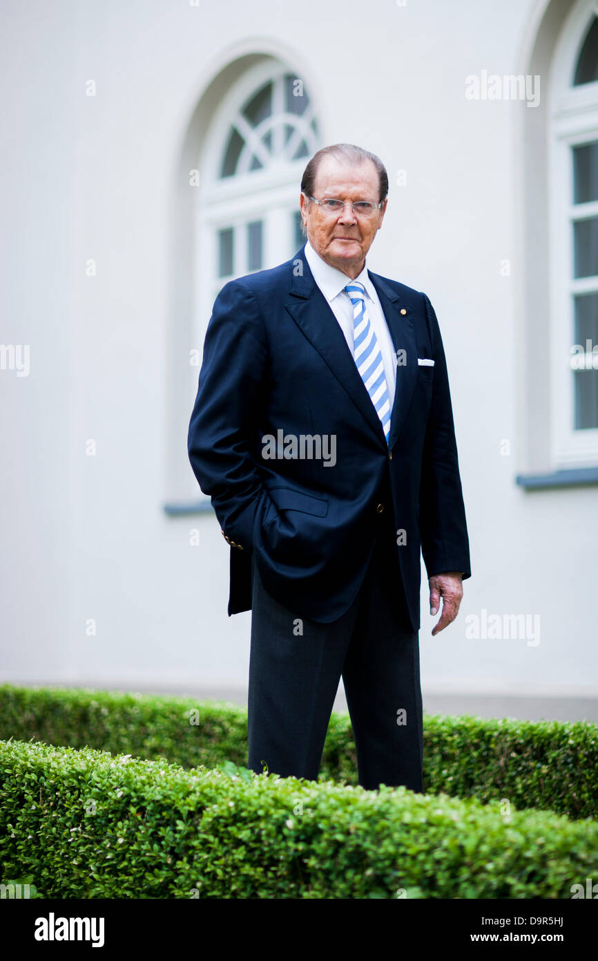 EXCLISUIVE - British actor Sir Roger Moore poses before an interview in ...