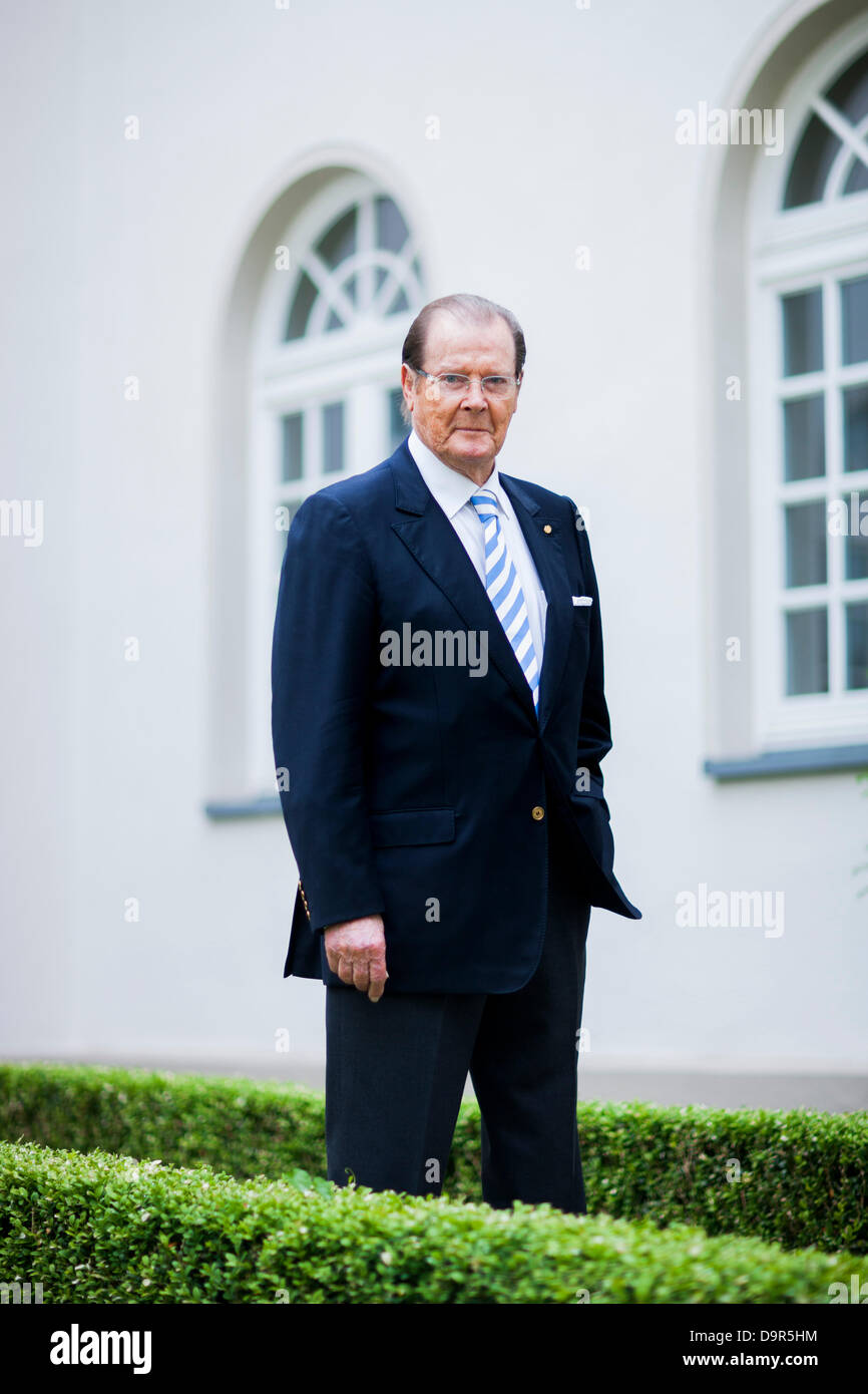 EXCLISUIVE - British actor Sir Roger Moore poses before an interview in ...