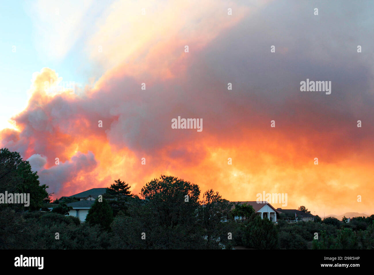 Wildfire flames smoke homes arizona hi-res stock photography and images ...