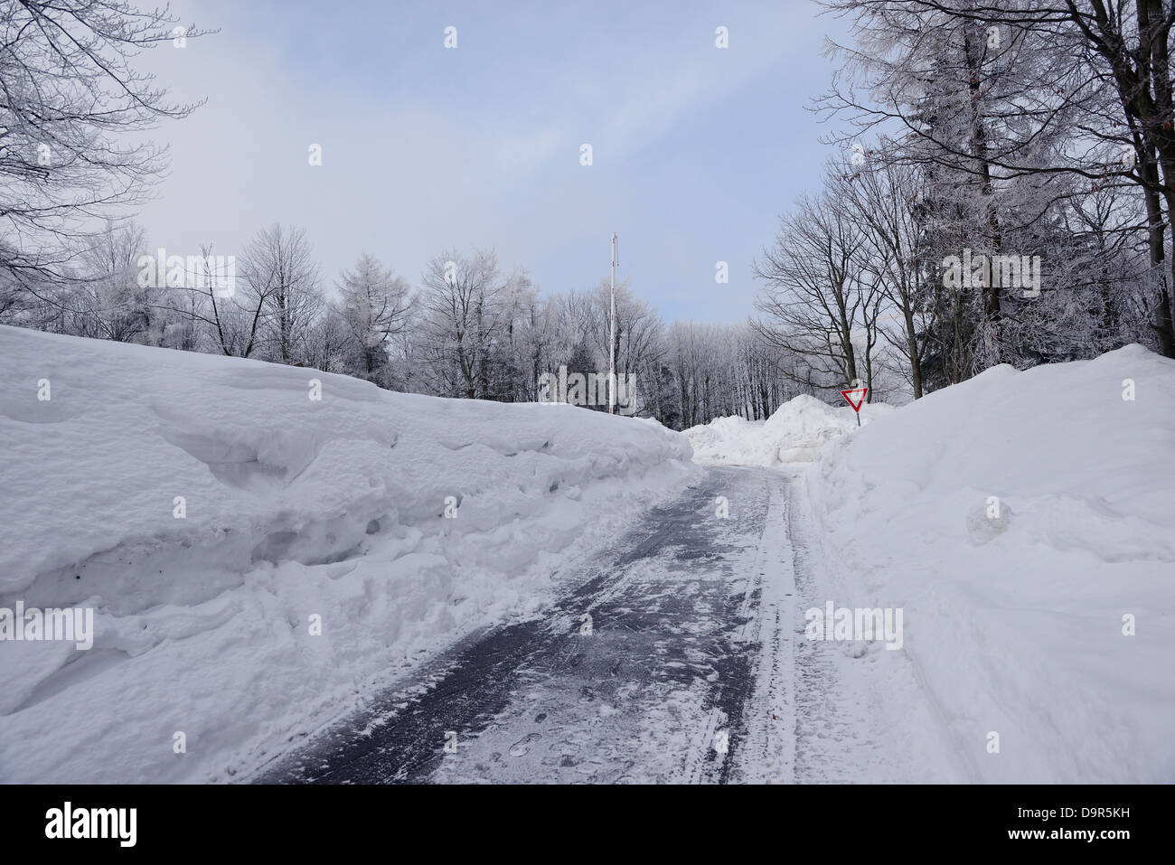 Winter driveway covered in snow Stock Photo - Alamy
