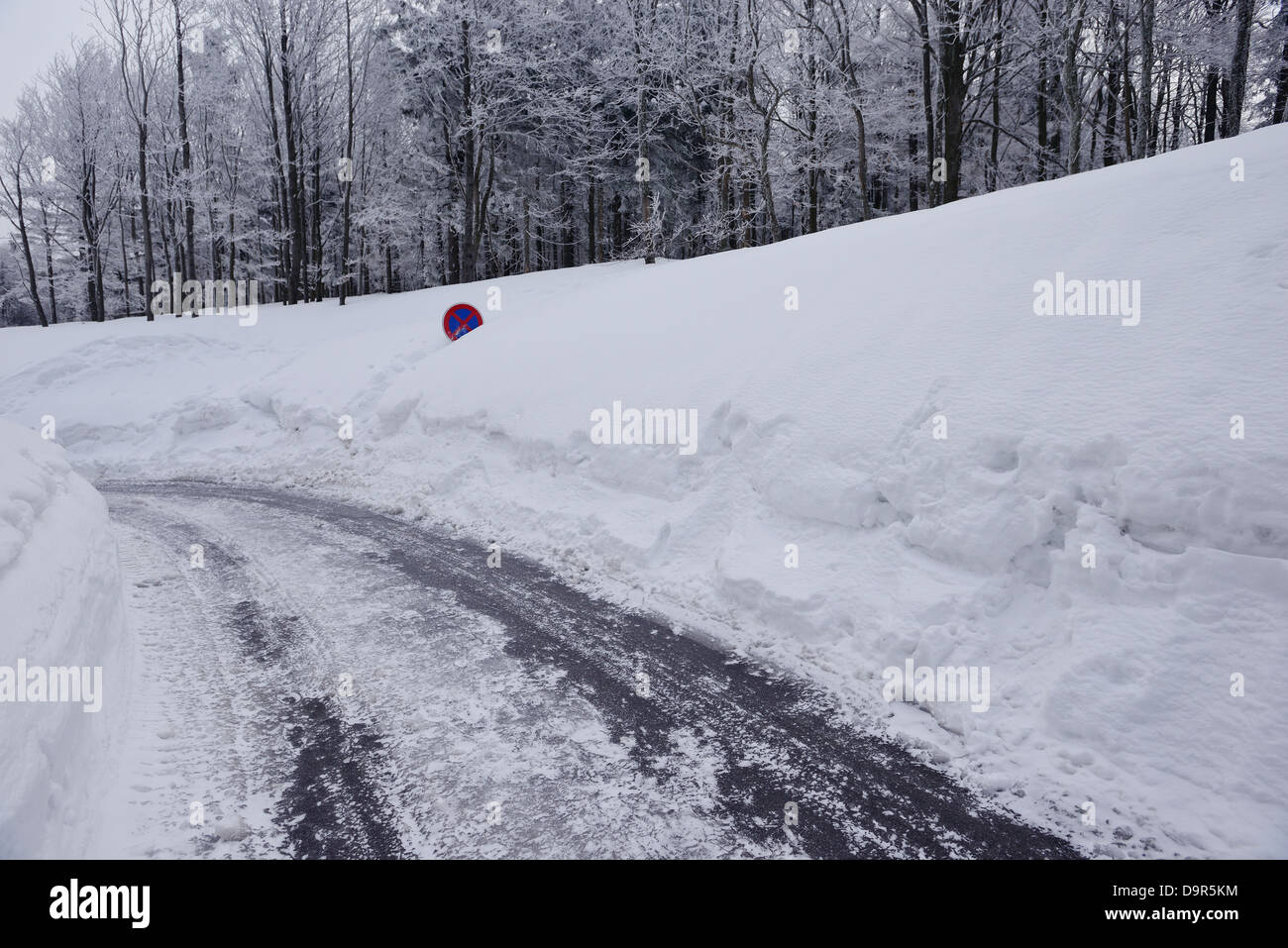 Driveway snow hi-res stock photography and images - Alamy