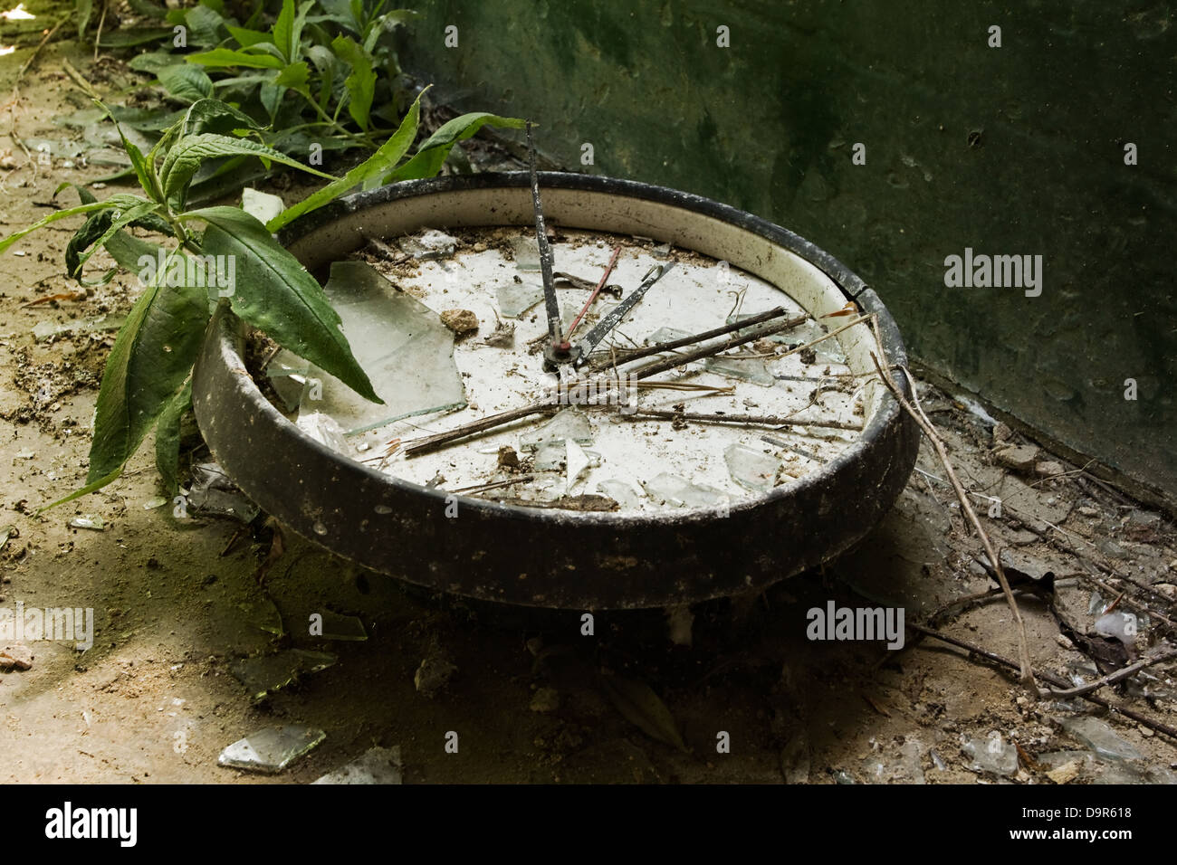 Old broken wall clock in an abandoned house Stock Photo - Alamy