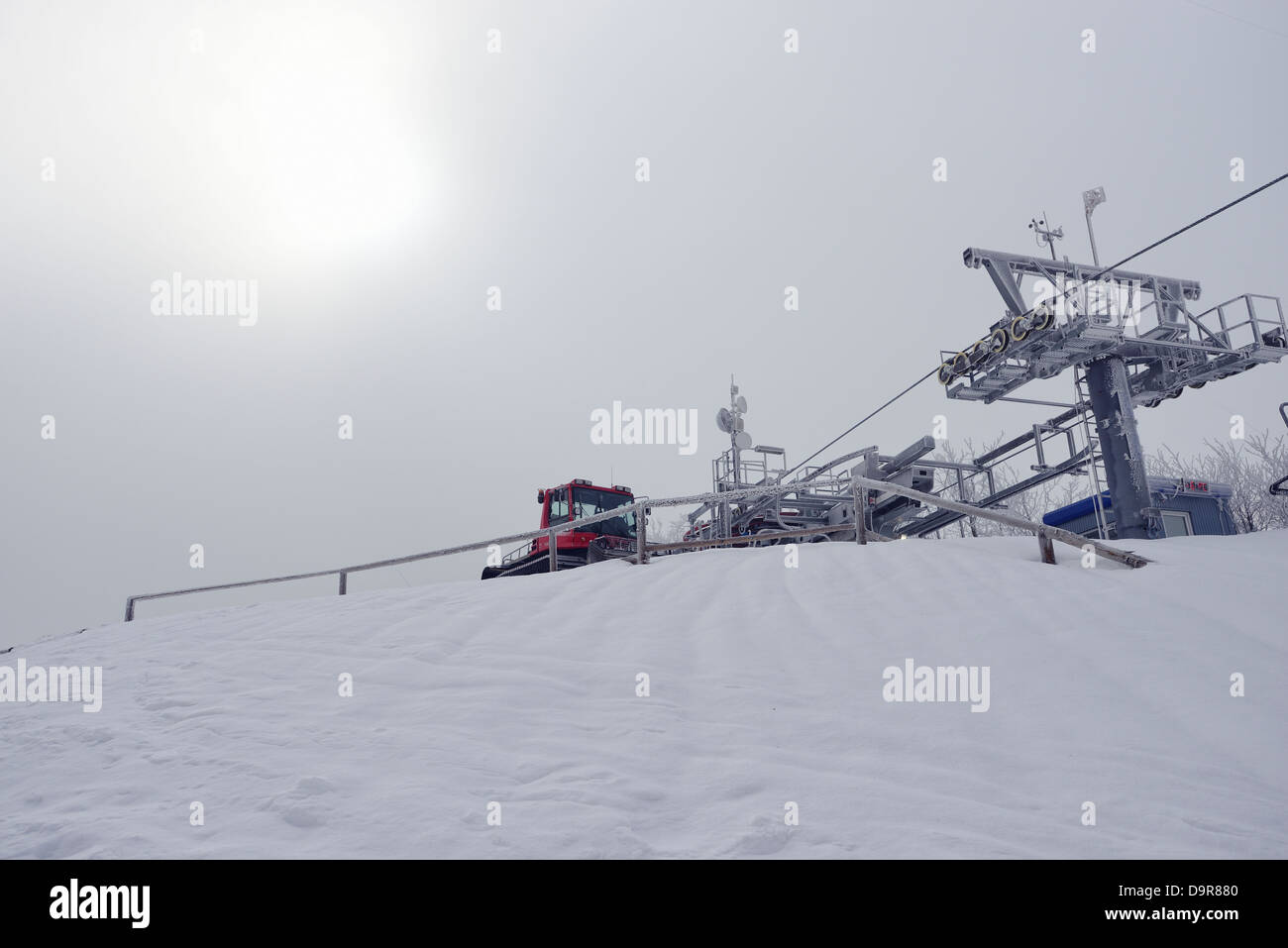 Snowcat on ski slope hi-res stock photography and images - Alamy
