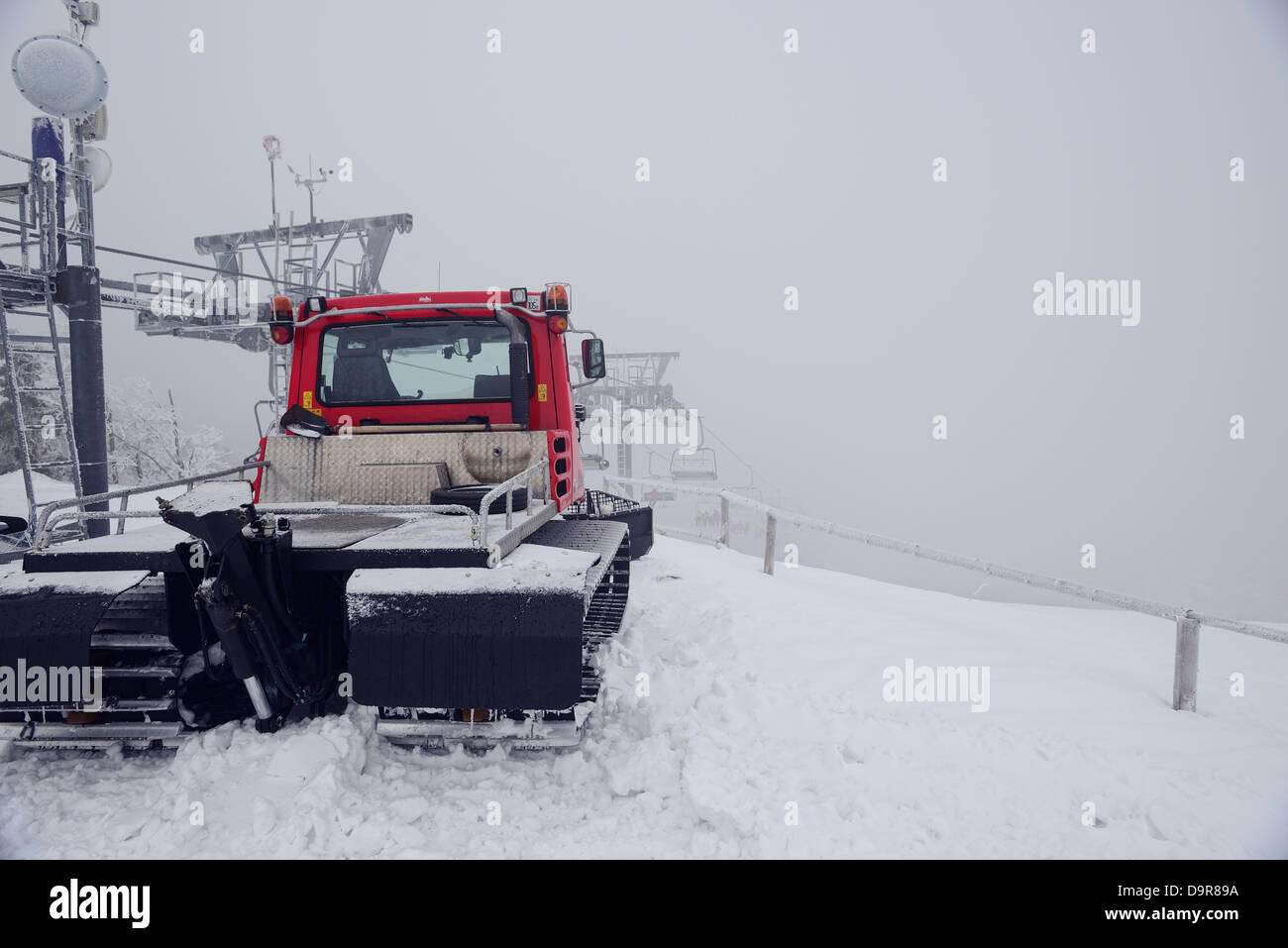 Snowcat on ski slope hi-res stock photography and images - Alamy