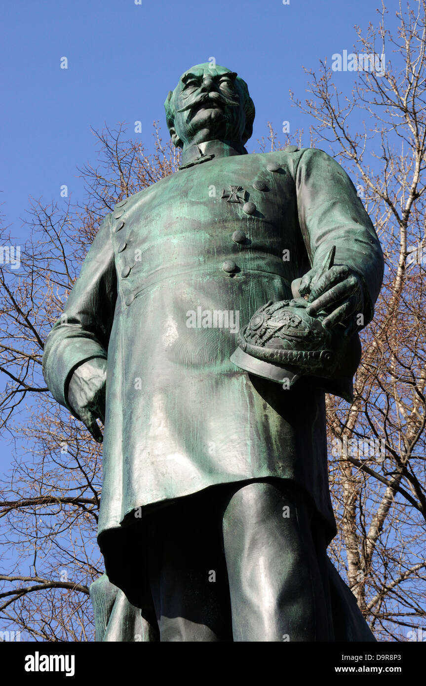 Uniformed soldier statue hi-res stock photography and images - Alamy
