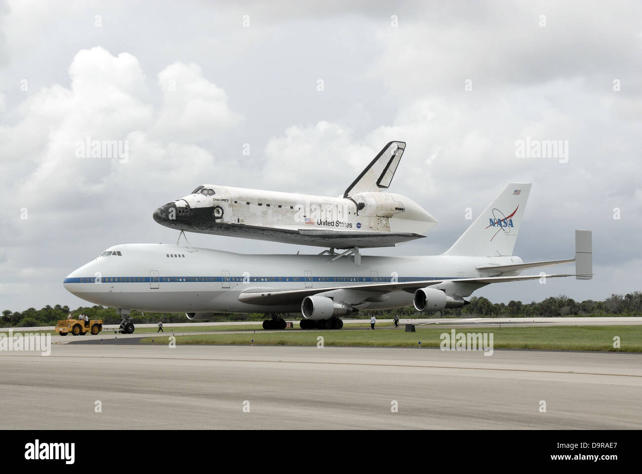Space shuttle discovery returns hi-res stock photography and images - Alamy