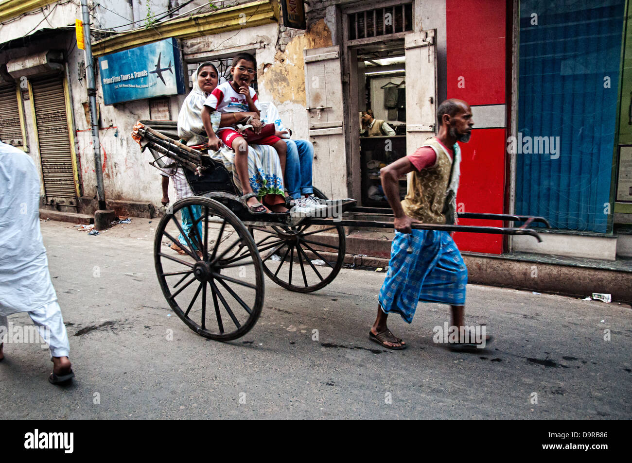 Rickshaw wallah kolkata india hi-res stock photography and images - Alamy