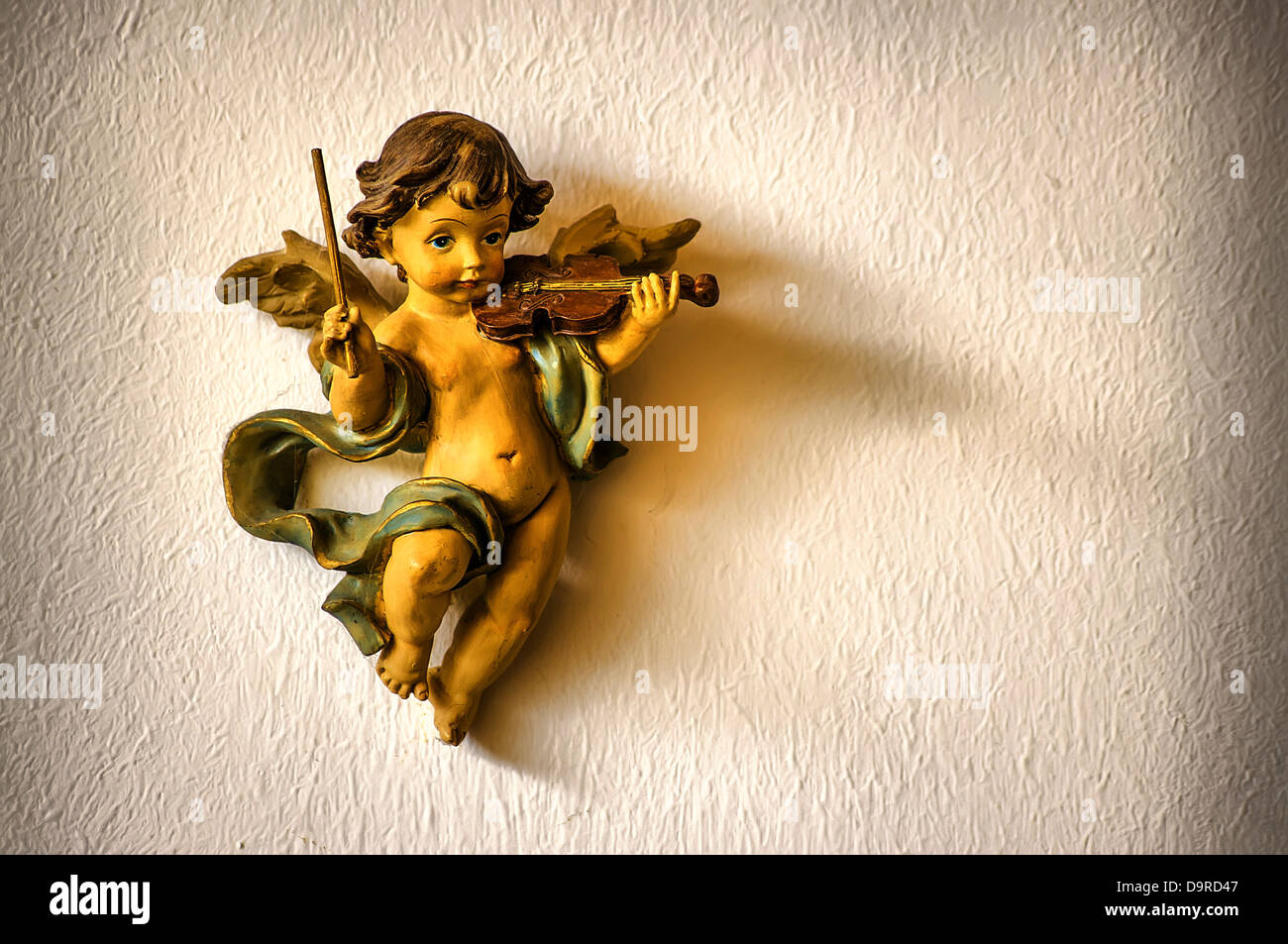 Angel with violin hi-res stock photography and images - Alamy