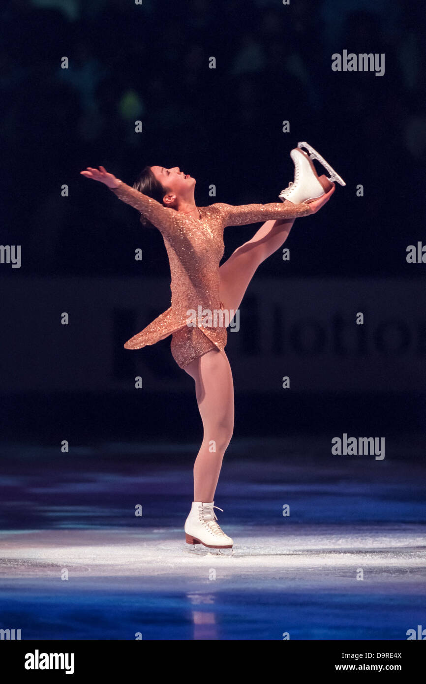 Michelle Kwan competing at the 2001 US National Figure Skating ...