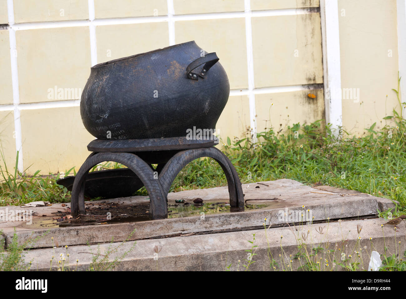 Iron pot hi-res stock photography and images - Alamy
