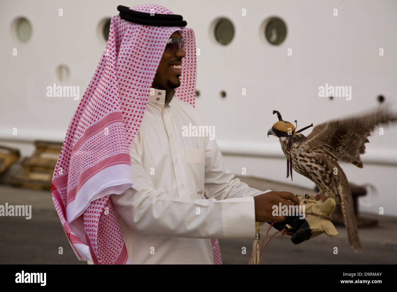 Traditional dress bahrain hi-res stock photography and images - Alamy