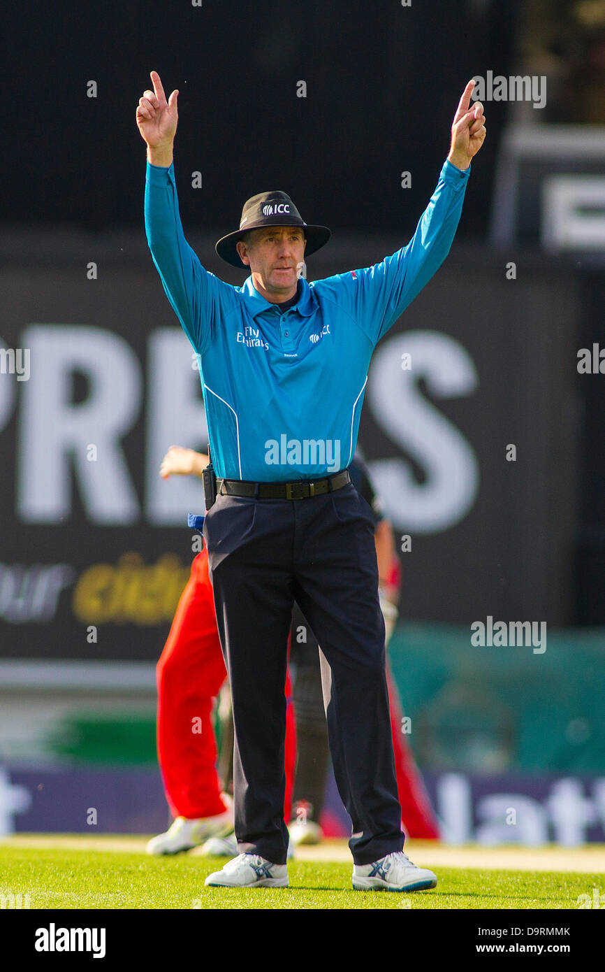 International Cricket Umpire High Resolution Stock Photography and ...