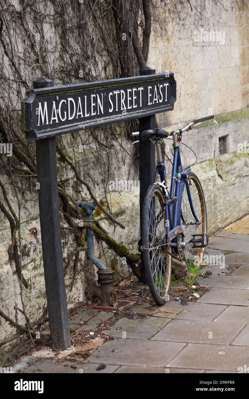 Magdalen street east sign hi-res stock photography and images - Alamy
